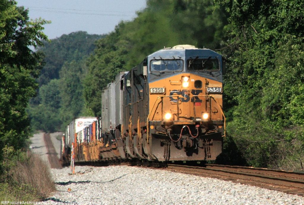 CSX 5358 and train Q032